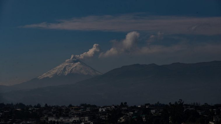 "Muy leve" caída de ceniza de volcán Cotopaxi en población cercana a Quito