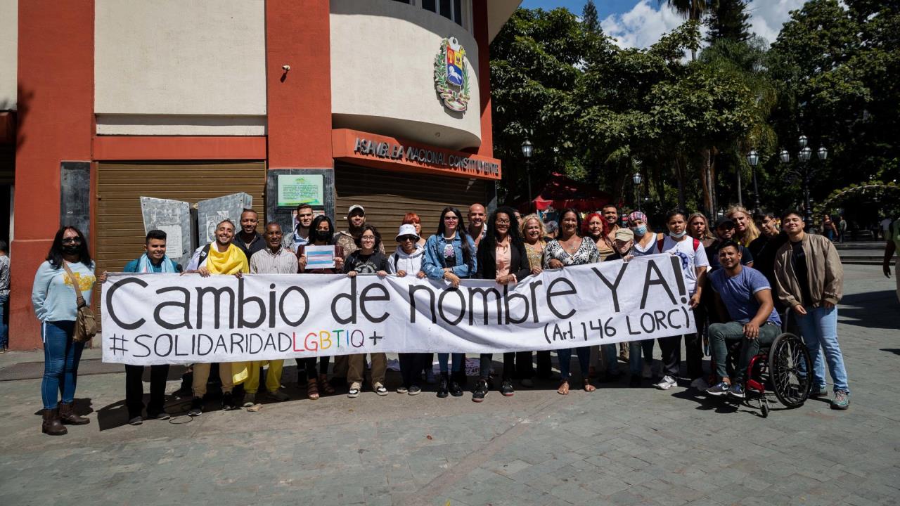 FOTOS Y VIDEO: Comienza el proceso para el cambio de nombre de personas ...