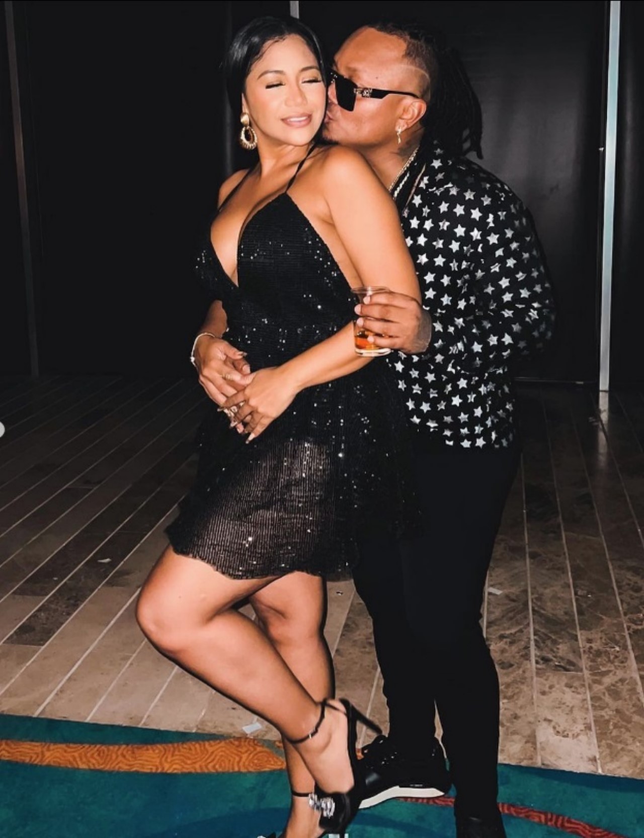 [VIDEO] Te estás descarando, le dicen a Yuranis León, esposa de Mr Black, por salir 'casi desnuda'