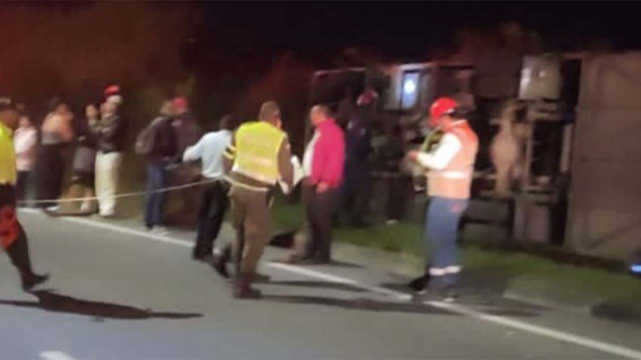 Accidente De Bus En La Autopista Medellín Bogotá Dejó Siete Lesionados