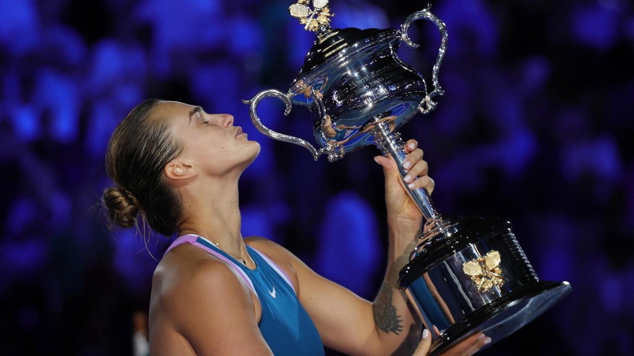 Sabalenka logra su primer grande tras remontar a Rybakina