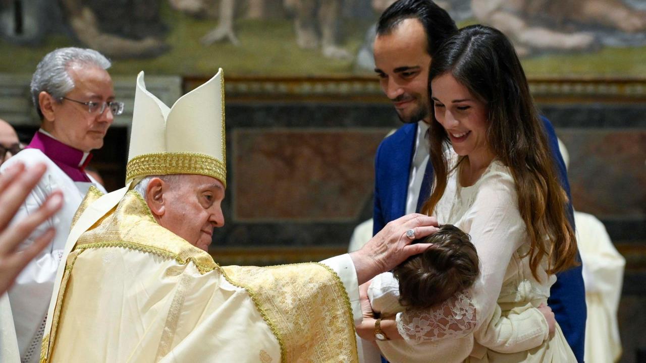 FOTOS: El papa Francisco bautiza a 13 niñas y niños en la capilla ...