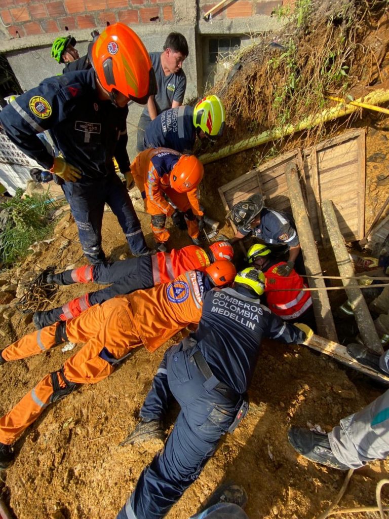 [FOTOS Y VIDEO] Bomberos Medellín rescató a dos personas atrapadas por ...