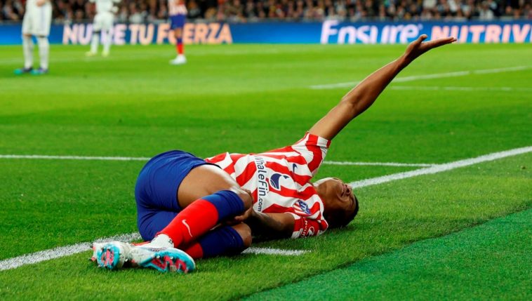 [FOTOS] Reinildo, lesionado en la rodilla derecha y retirado en camilla