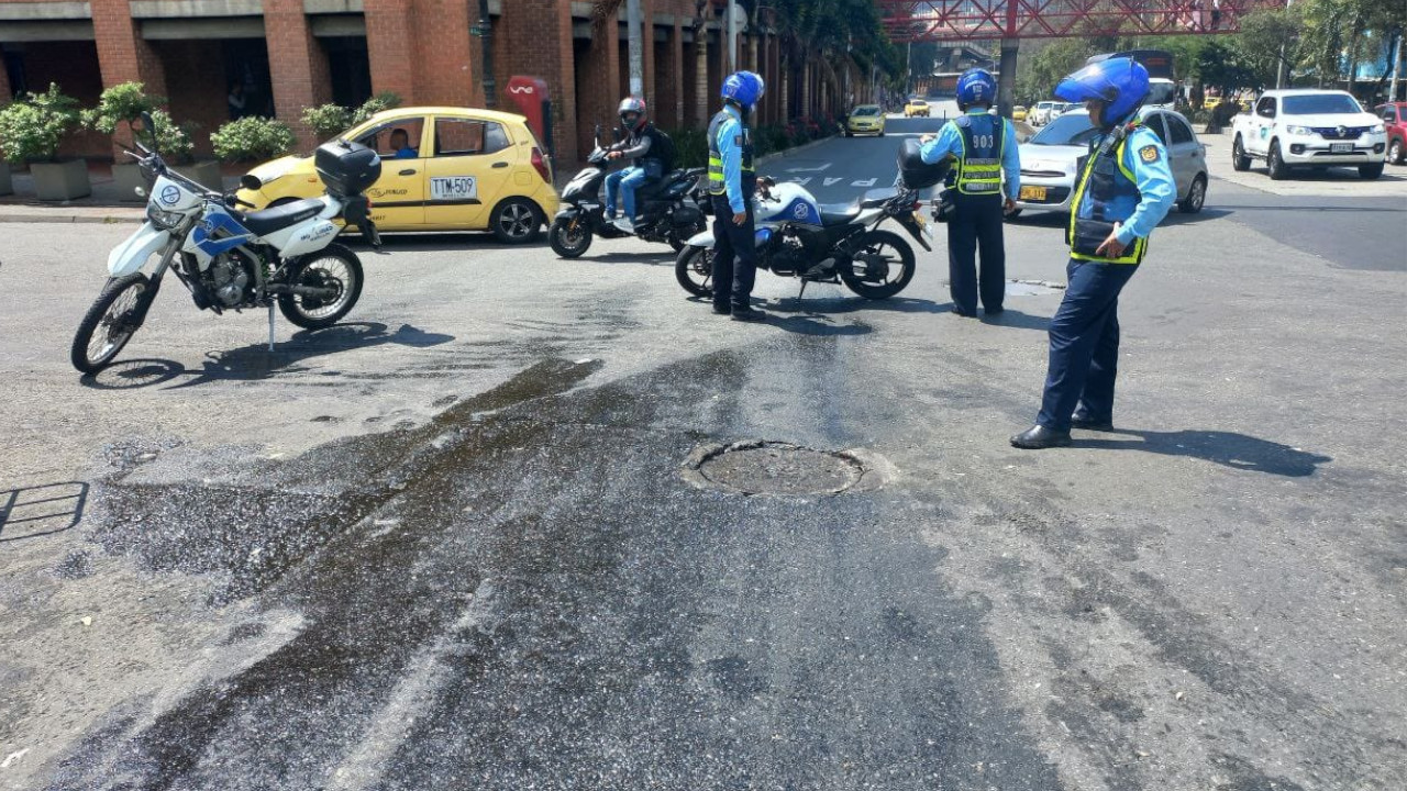 Agentes de tránsito evitan que los motociclistas se caigan en un ...