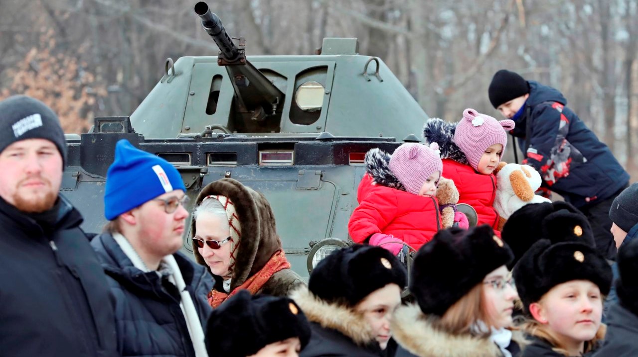 Un año después, los rusos aprenden a vivir en un país en armas