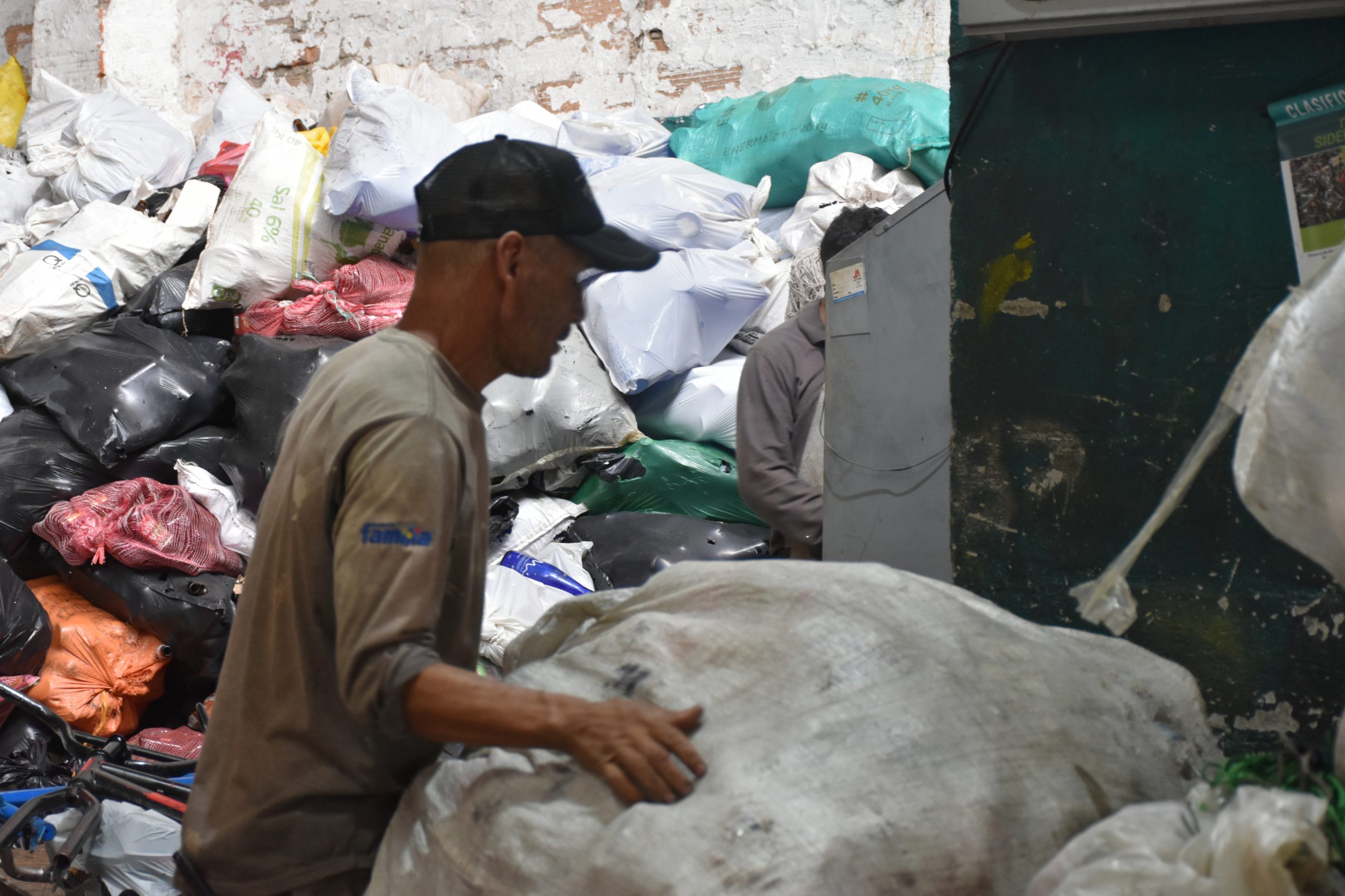 Recicladores de Medellín reciben acompañamiento y capacitación para ...