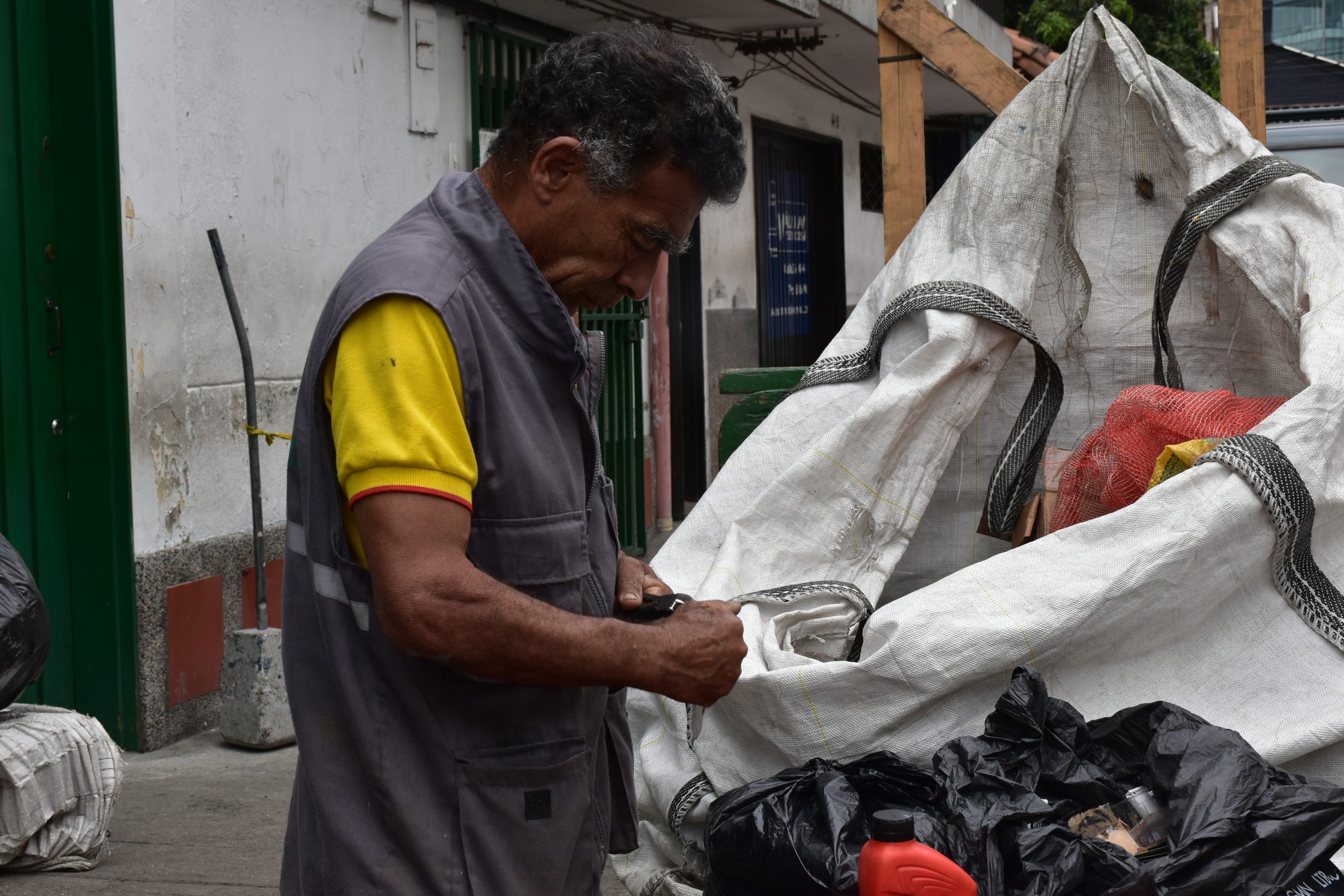 Recicladores de Medellín reciben acompañamiento y capacitación para ...