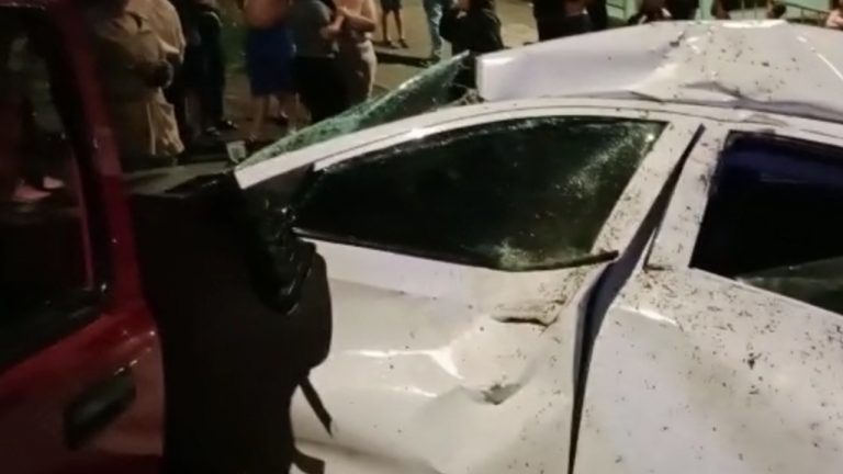 [VIDEO] ¡Qué susto! Un carro se soltó de una grúa en Medellín, chocó a ...