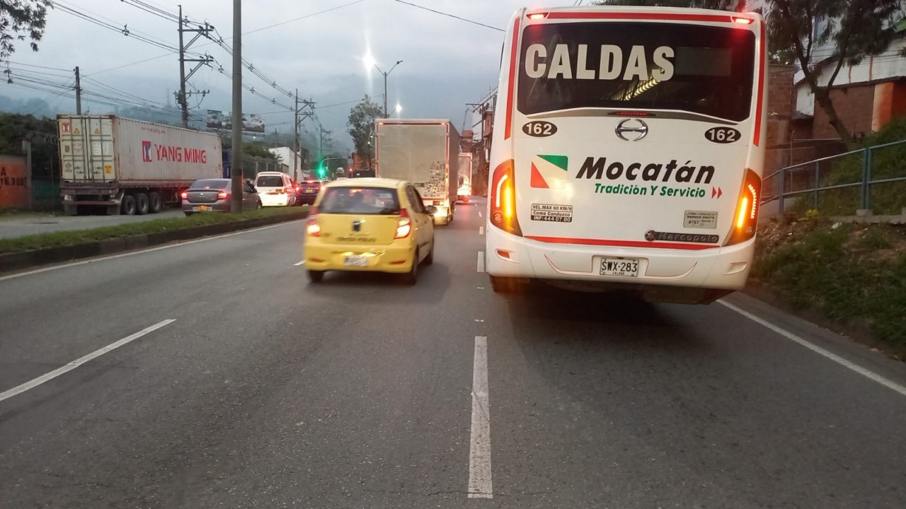 [FOTOS] Se le montó, bus casi atropella a ciclista por la Autopista a la altura de La Estrella