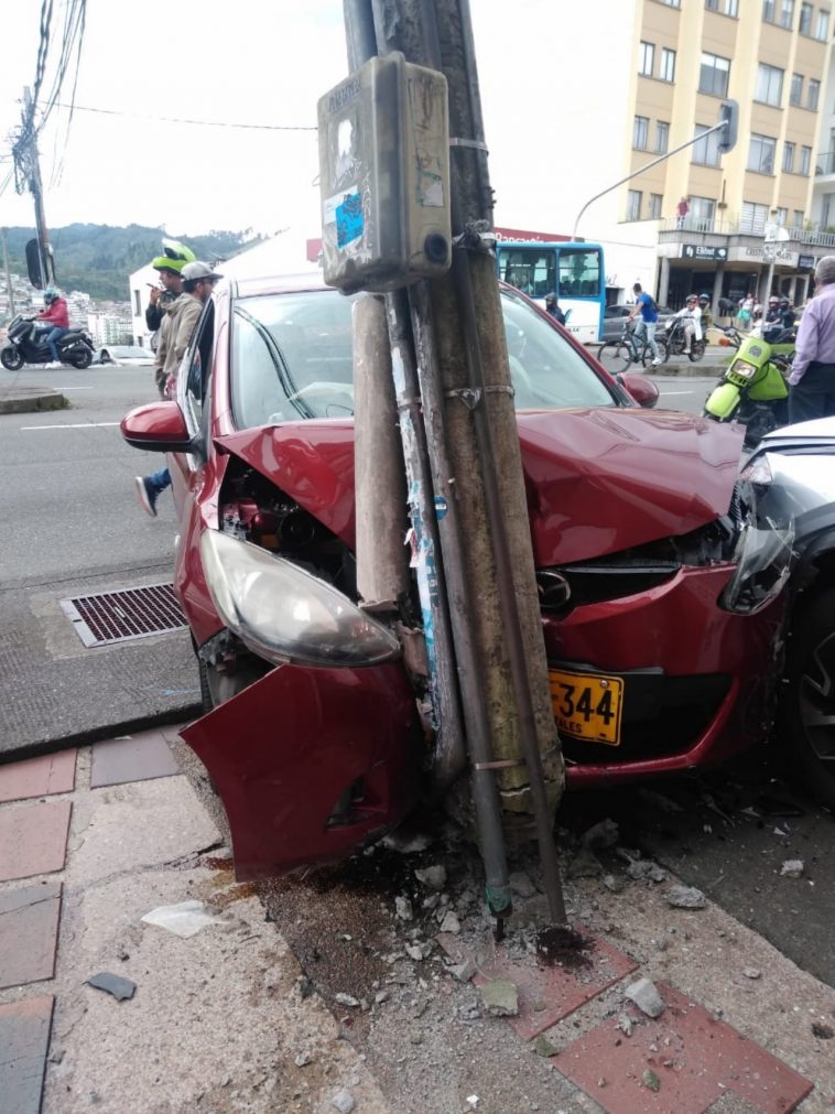 ¡Qué 'tramacazo'! Carro chocó contra poste en la avenida Santander ...