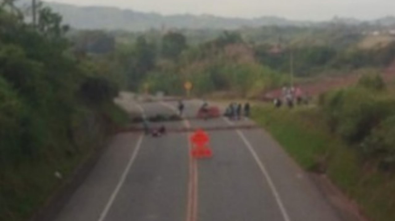 Comunidad indígena Nasa Kiwe adelanta una manifestación en vía ...