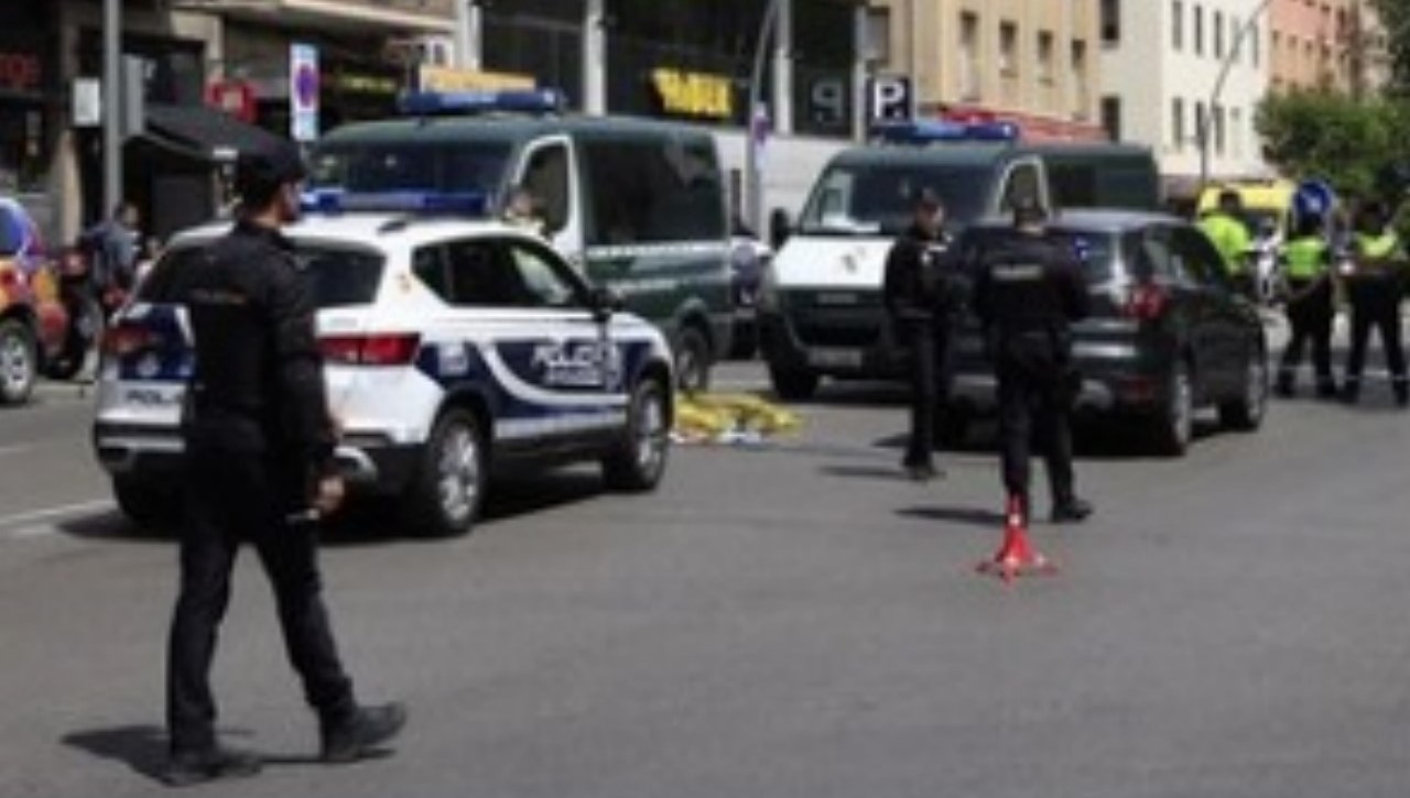 [VIDEO] Conductor huyó de las autoridades y terminó atropellando a un ...