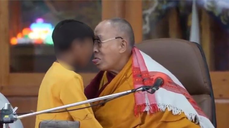 [VIDEO] El Dalái Lama le pide ‘besito con lengua’ a un niño