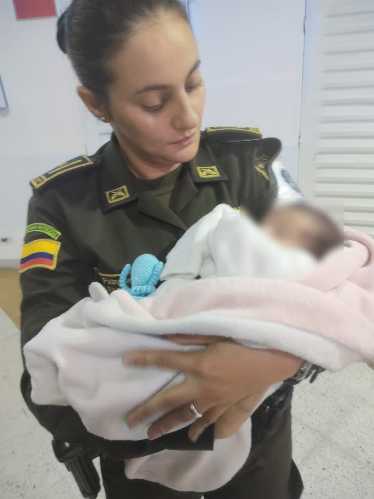 [VIDEO] El bebé que fue abandonado en un parque de Medellín apenas ...
