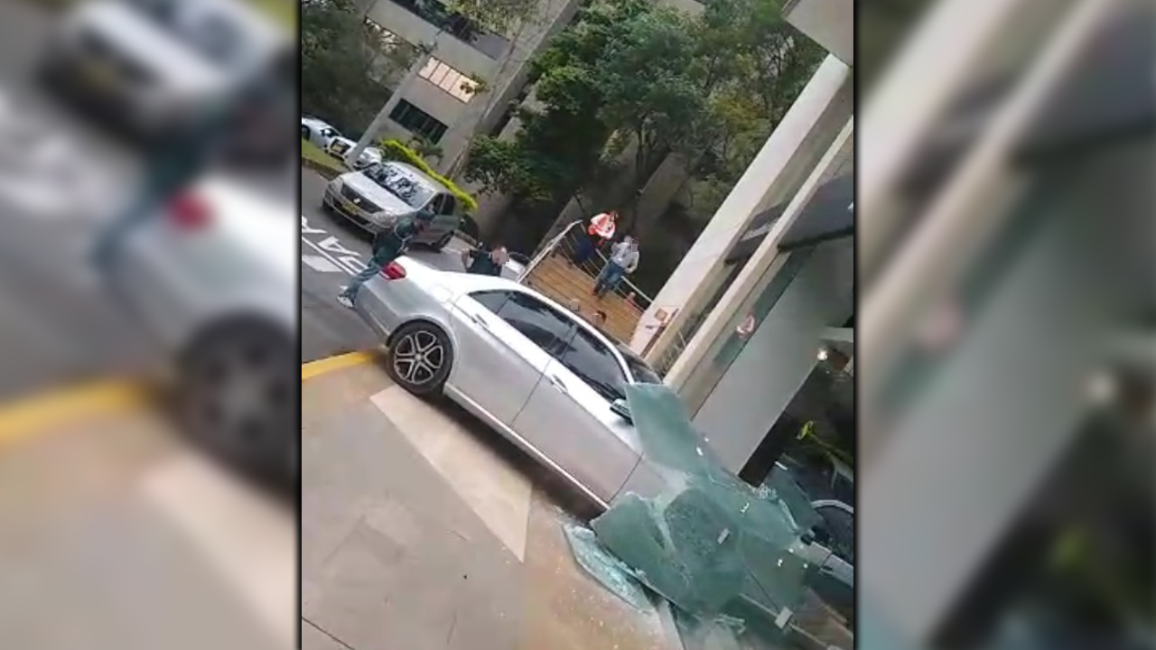 [VIDEO] ¡Qué susto! Un carro se chocó con los vidrios de la fachada de ...