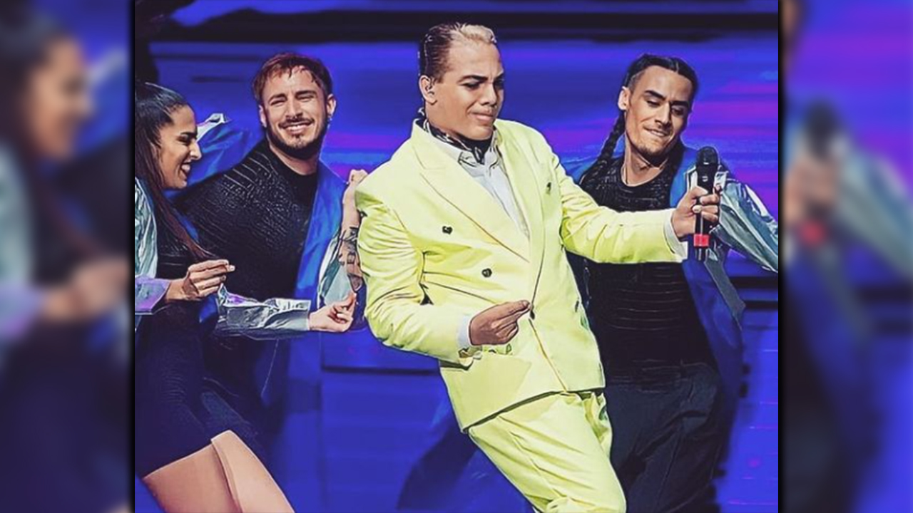 Cristian Castro y su show en un concierto; terminó sin ropa