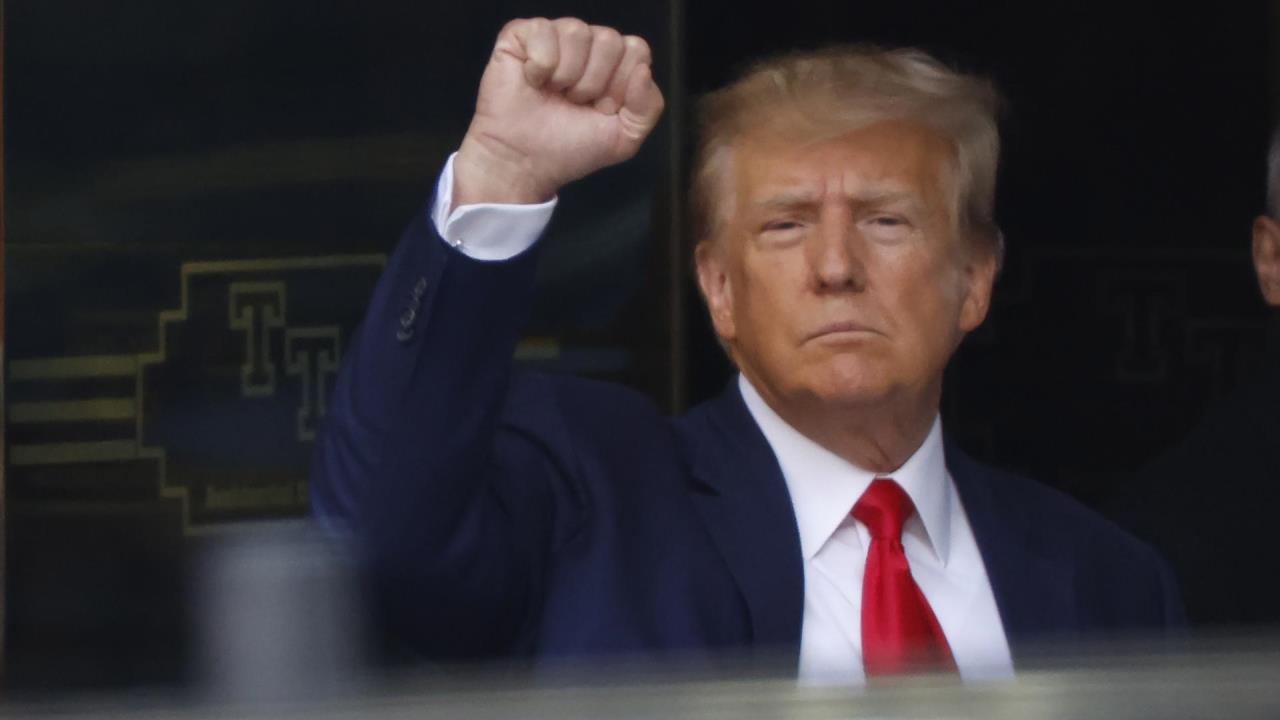 Donald Trump se entrega para que le lean los cargos | Minuto30