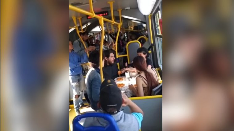 TransMilenio a la carta: imágenes de jóvenes comiendo dentro del bus se ...