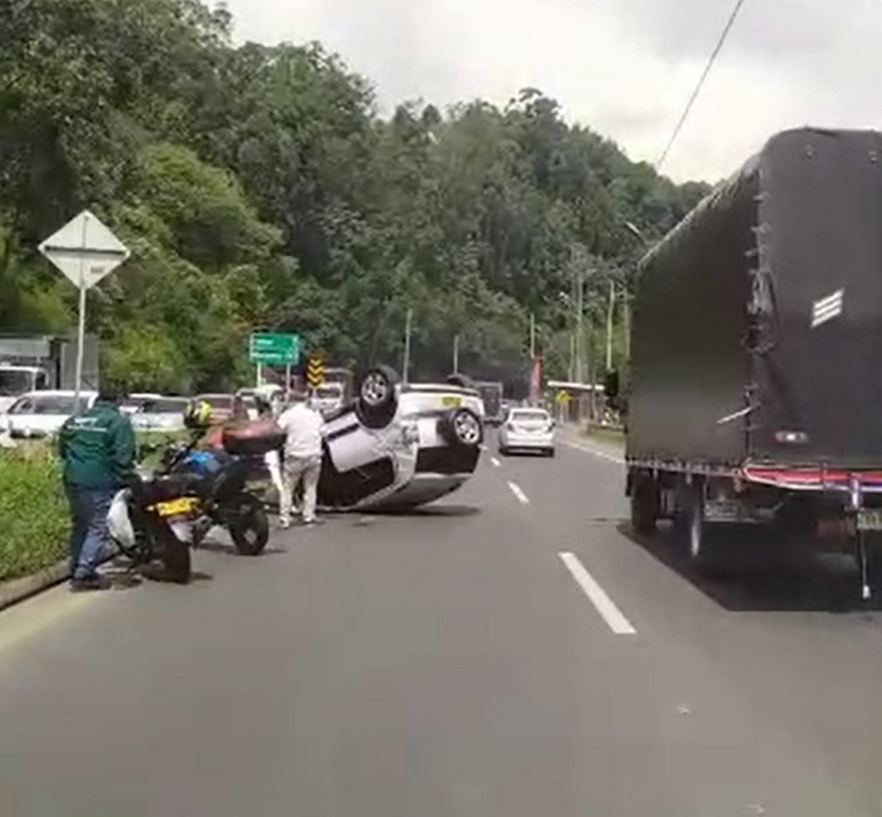 FOTOS Y VIDEO. Carro terminó volcado y 'destruido' por accidente de ...