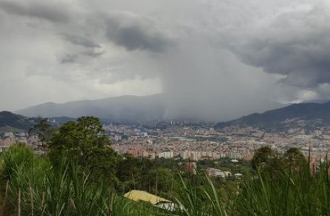 VIDEOS. En medio del aguacero se han registrado 19 descargas eléctricas ...