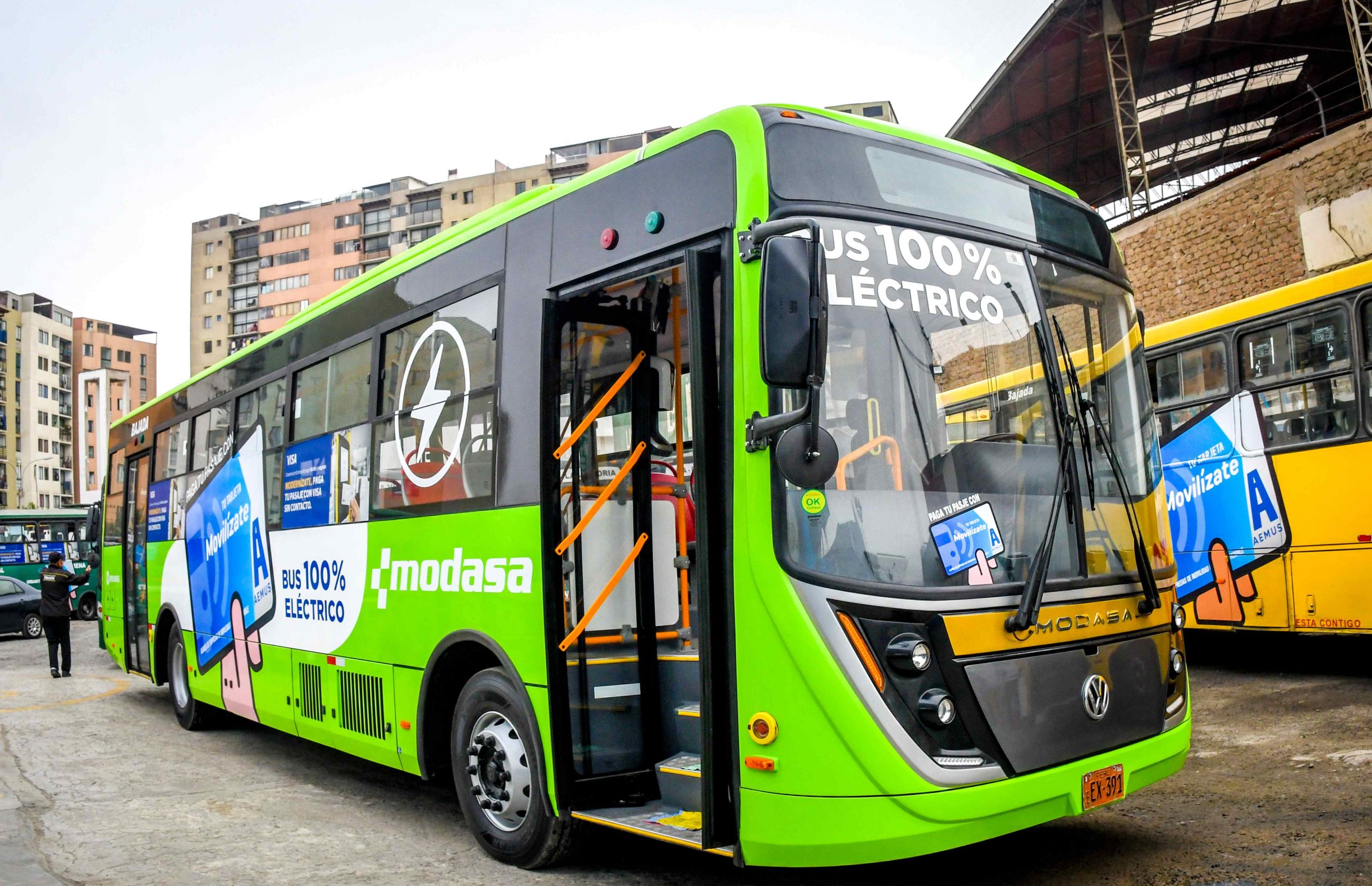 Presentan el primer autobús eléctrico de transporte urbano fabricado en Perú | Minuto30