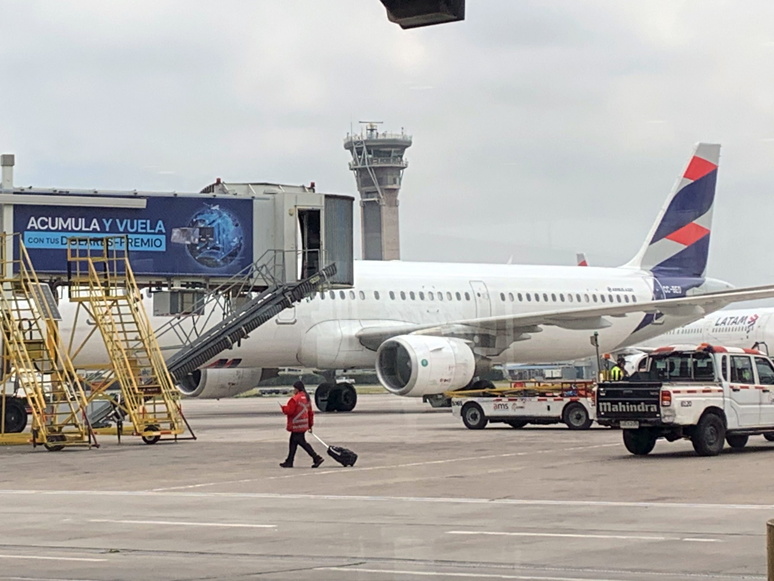 La aerolínea Latam anota ganancia trimestral un año después su salida ...