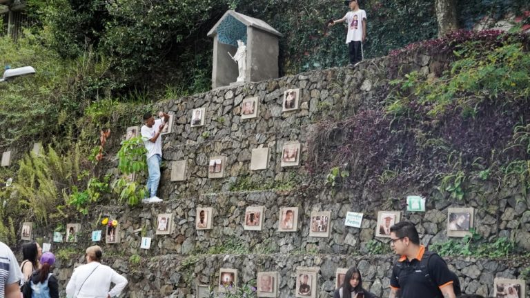 VIDEO Y FOTOS. Medellín conmemora el Día de la Memoria y los 21 años de ...