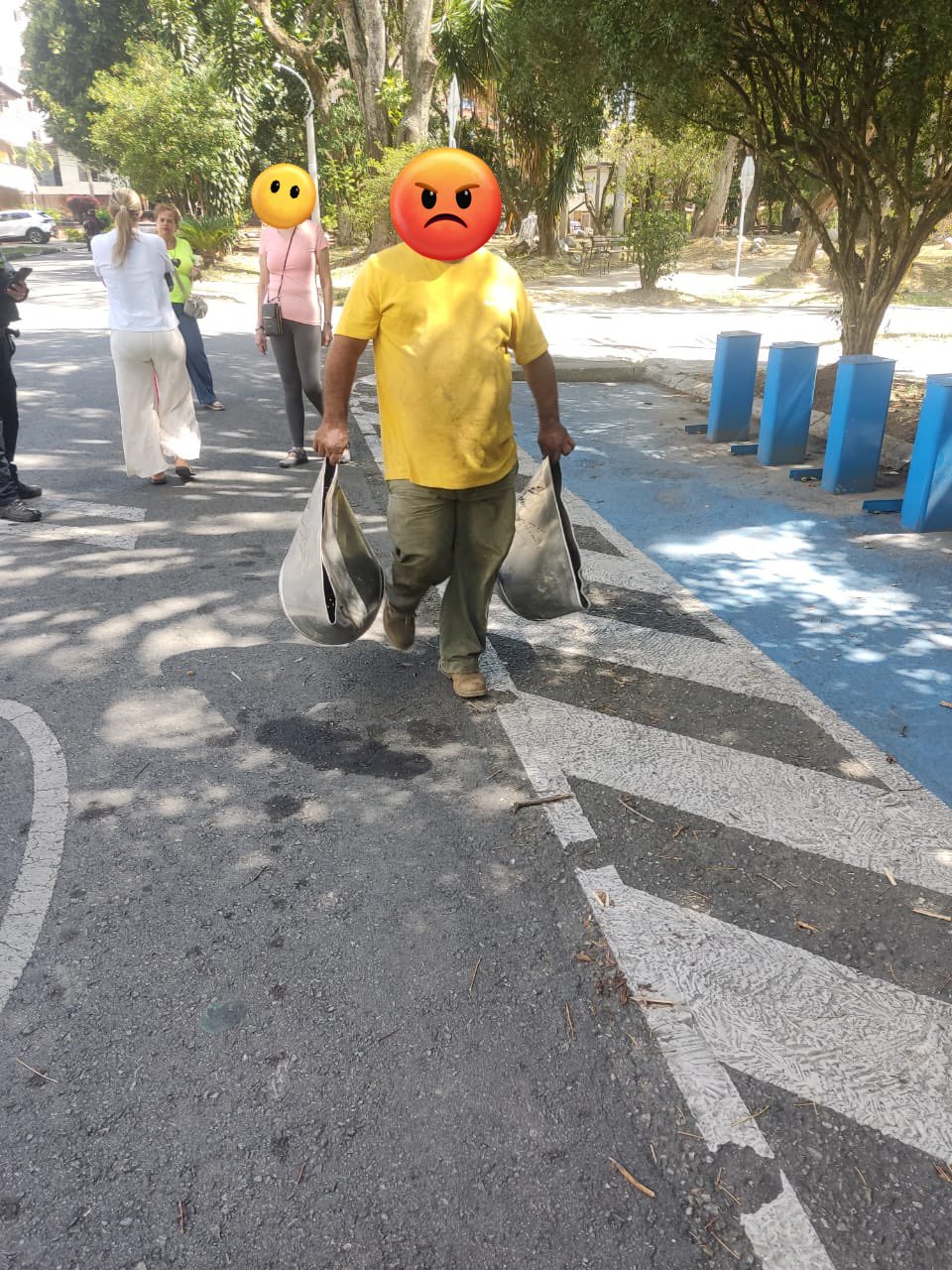 Capturado por robar canecas de basura de un parque en Medellín | Minuto30 Capturado por robar canecas de basura de un parque en Medellín | Minuto30