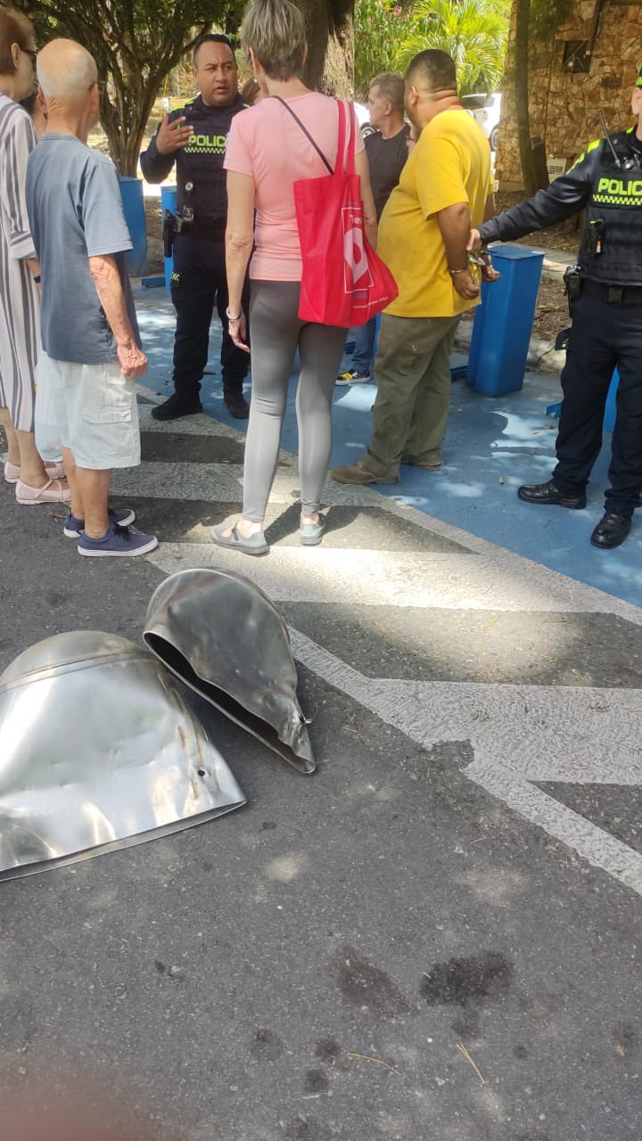 Capturado por robar canecas de basura de un parque en Medellín | Minuto30 Capturado por robar canecas de basura de un parque en Medellín | Minuto30