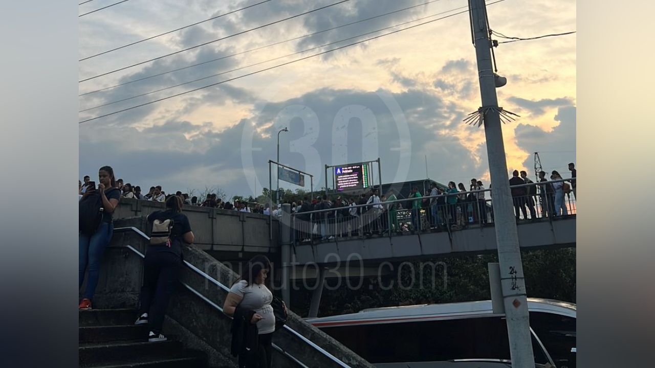 ¡Que gentío! Línea A del Metro con retrasos por la evacuación de un ...