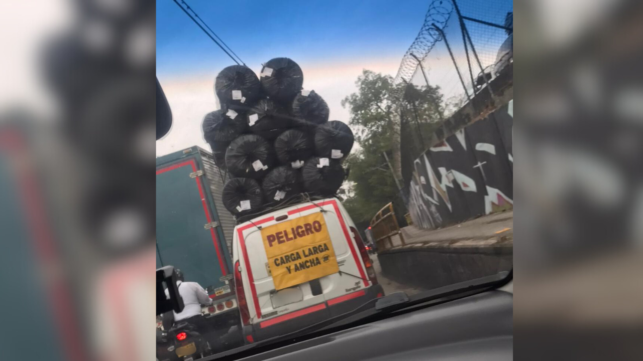 "Ese carro tan pequeño, con esa carga tan grande": Conductor puso en ...