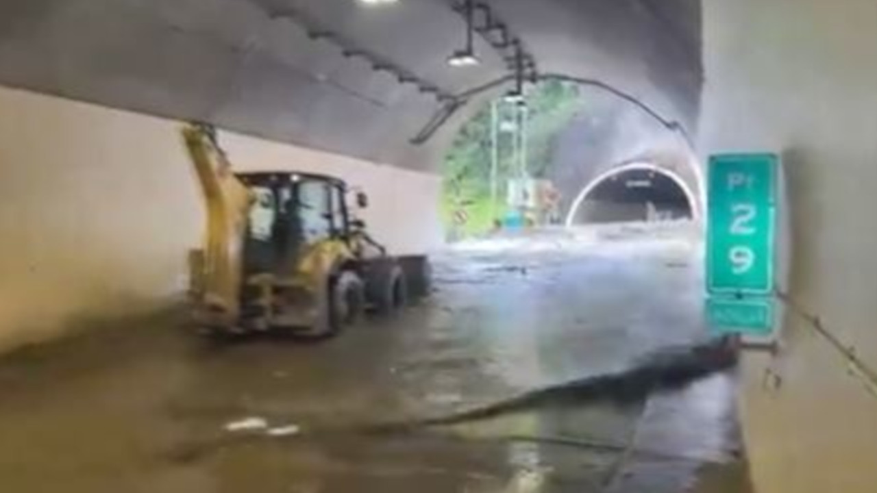 Cierre de la vía Calarcá - Cajamarca por derrumbe en La Línea Cierre de la vía Calarcá - Cajamarca por derrumbe en La Línea