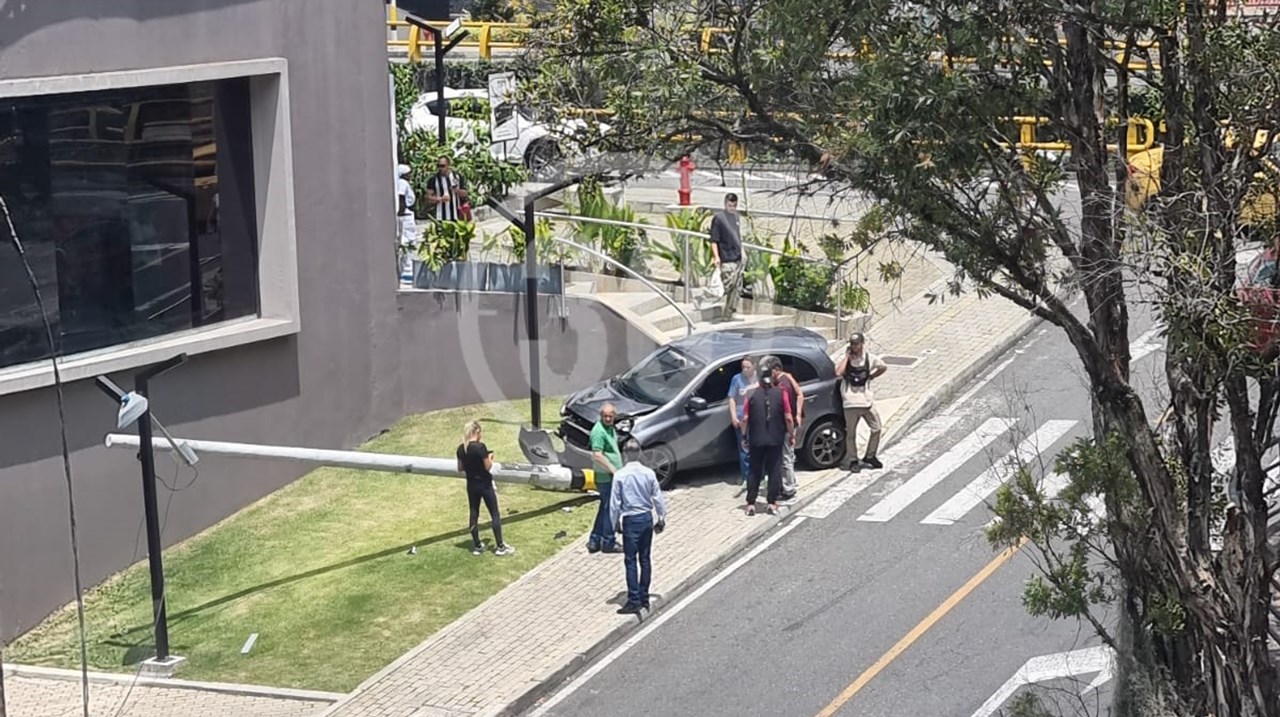 ¡Se llevó un poste de luz! Accidente en la Transversal Inferior deja ...