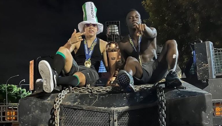 Como no pudieron celebrar en la tarima, Marino y Kevin Parra levantaron ...