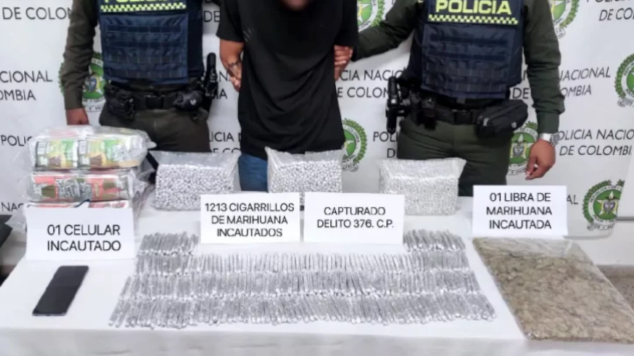 ¡Se quedó sin 'fumar' por un buen rato! hombre sorprendido con más de mil cigarrillos de ...