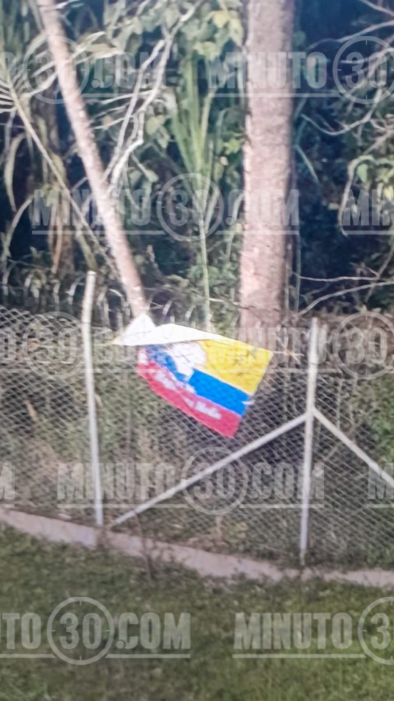 ¡Se nos metieron! Si encontraron una bandera en La Asomadera y hay foto ...